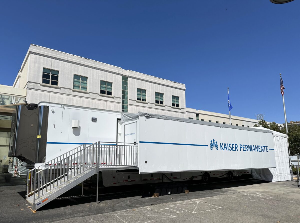 Kaiser Permanente Mobile Emergency Department - Medical Units Solutions ...